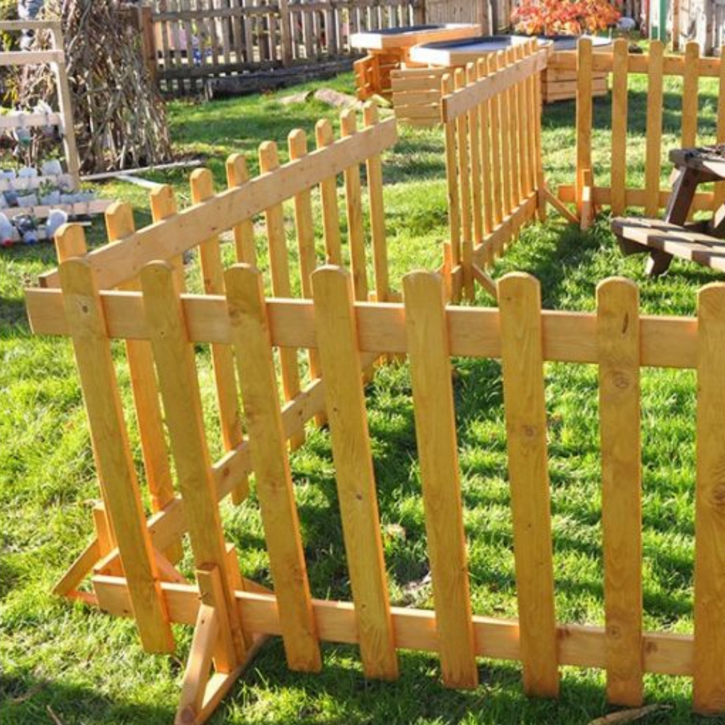Self Standing Picket Fences 4 x Panels | Educational Equipment Supplies